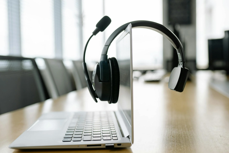 VoIP Providers for UK SMEs: Best 12 Options, Pricing & Pitfalls